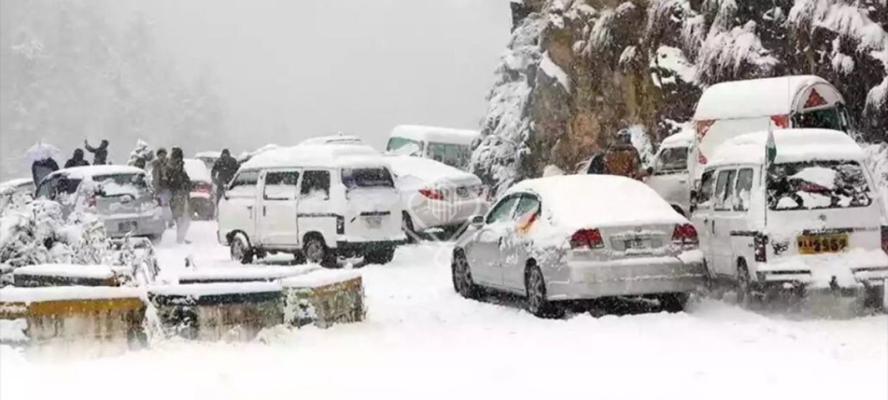 Heavy Snowfall In Murree Brings Cold To Northern Pakistan